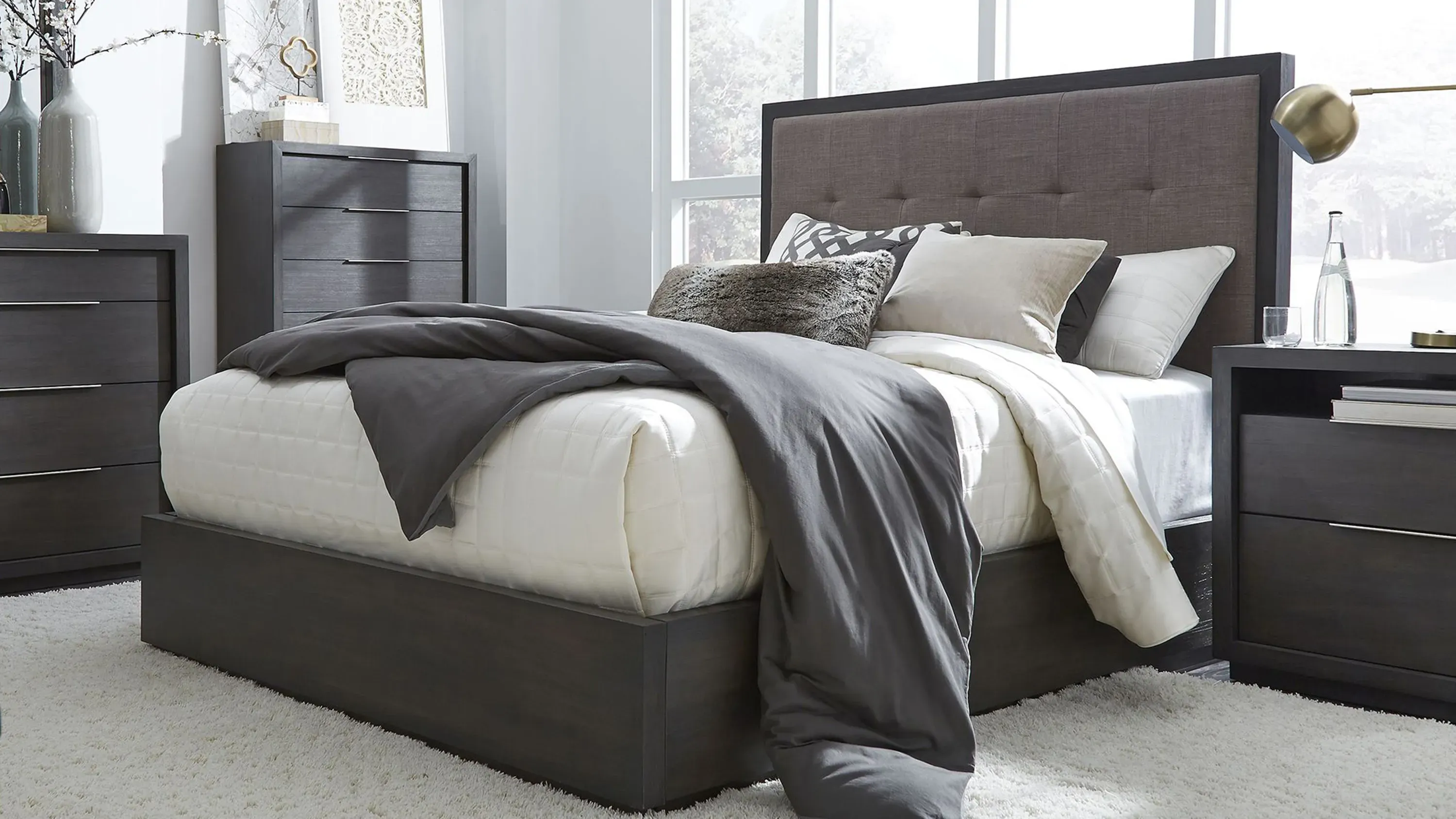 Oxford Platform Bed | Raymour & Flanigan